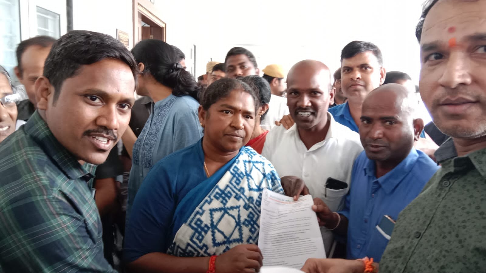 Demand for Regularization: మంత్రి సీతక్క, ఇతర ప్రముఖులను కలిసిన సమగ్ర ...