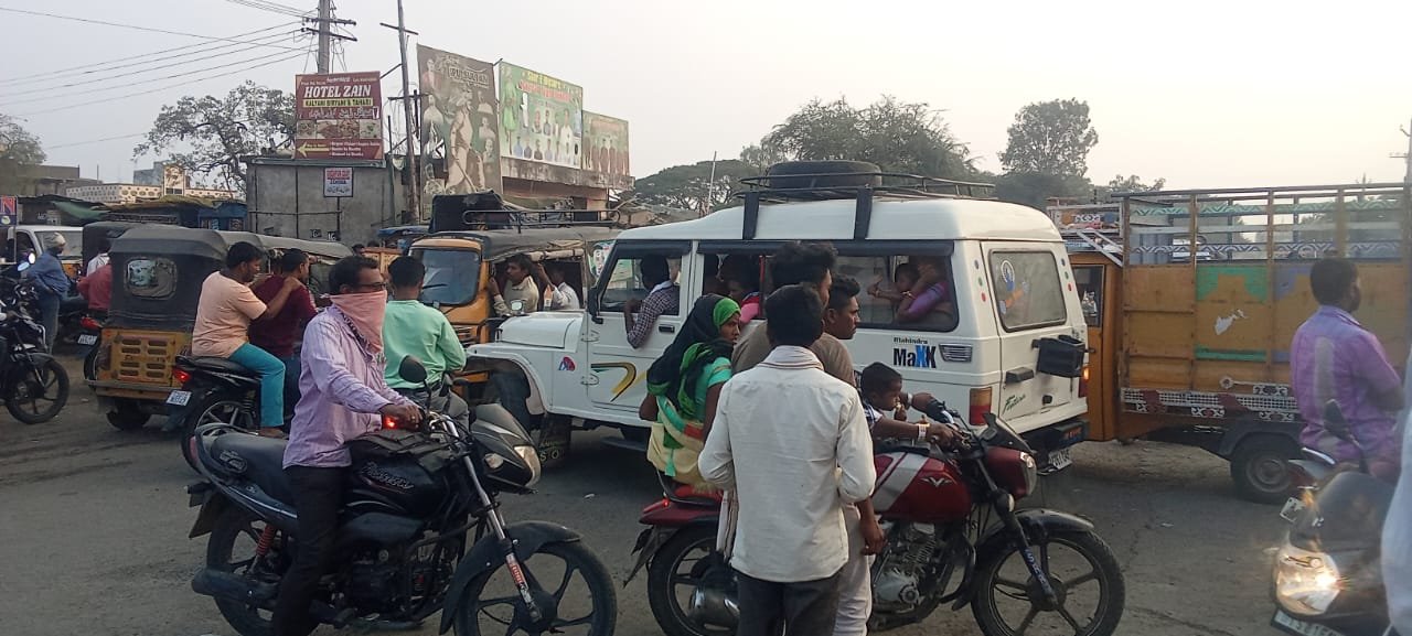 Traffic Problems in Ichoda: ఇచ్చోడలో అస్తవ్యస్థంగా ట్రాఫిక్‌ | SIRA NEWS