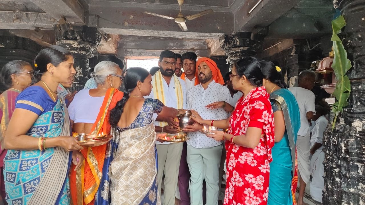Ayodhya Akshinthalu-Jainath: జైనథ్ లో ఇంటింటికి అక్షింతల పంపిణీ ...